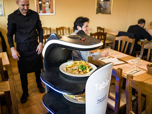 Dans un resto à Lausanne, un robot fait le service