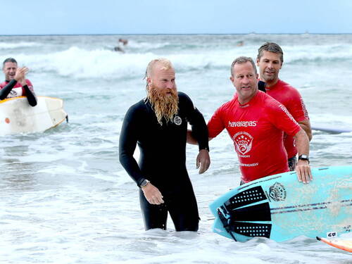 Un Australien bat le record de la plus longue session de surf