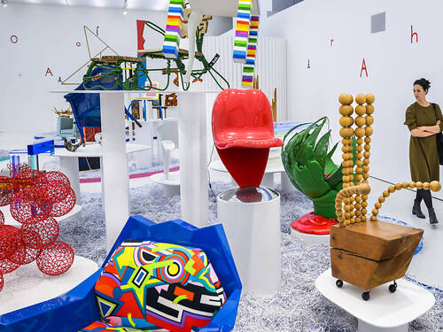 Au mudac, Robert Wilson fait vibrer les chaises de Barbier-Mueller